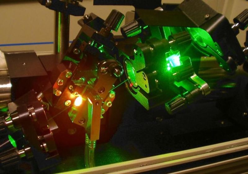 Physicists Create Photonic Time Crystal That Amplifies Light ...