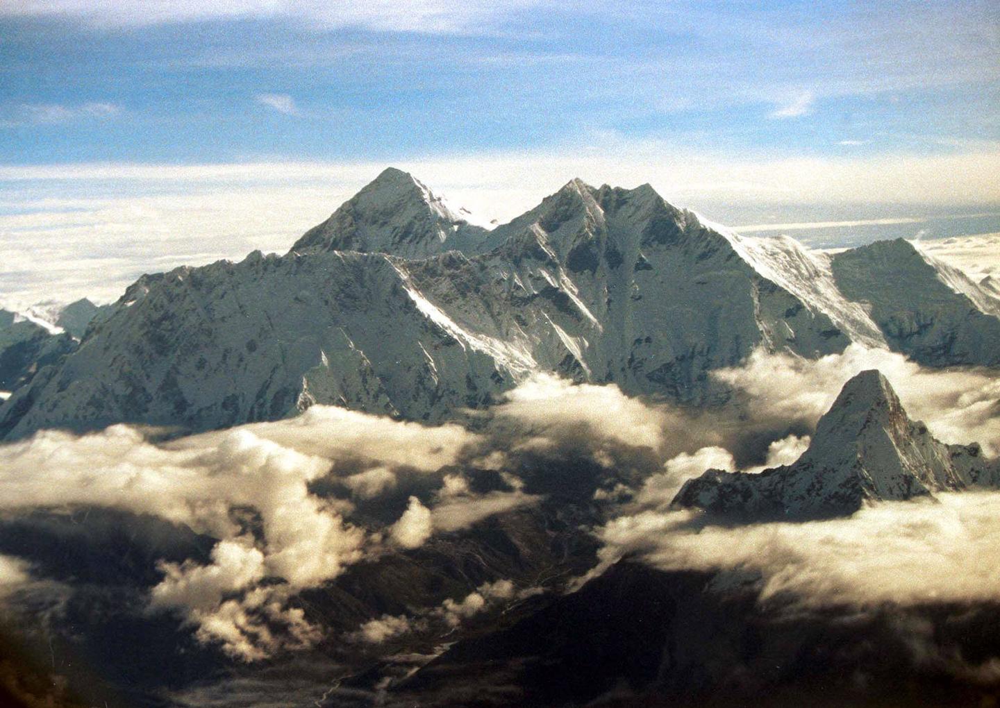 Melting Glaciers Expose Dead Bodies on Everest | RealClearScience