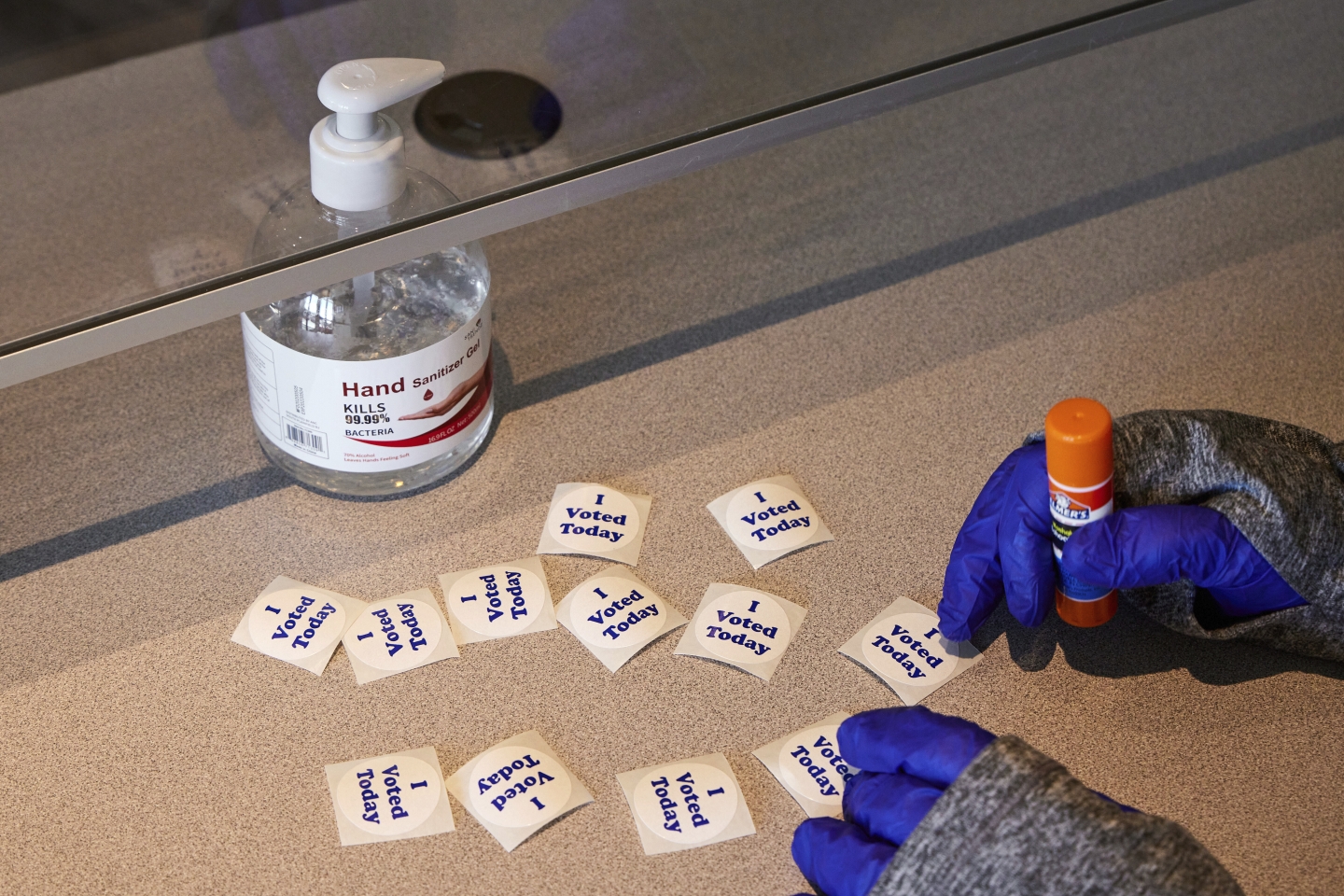 Super-Strong Glue Releases by Dissolving Into Thin Air | RealClearScience