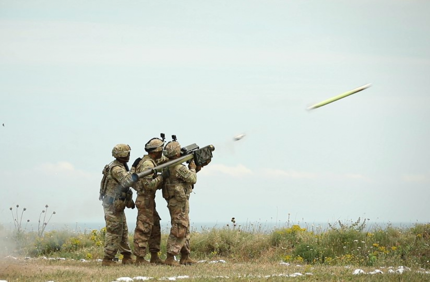 US Soldier Testing Brand New High Tech Rifle Against Tiny Enemy Drones ...