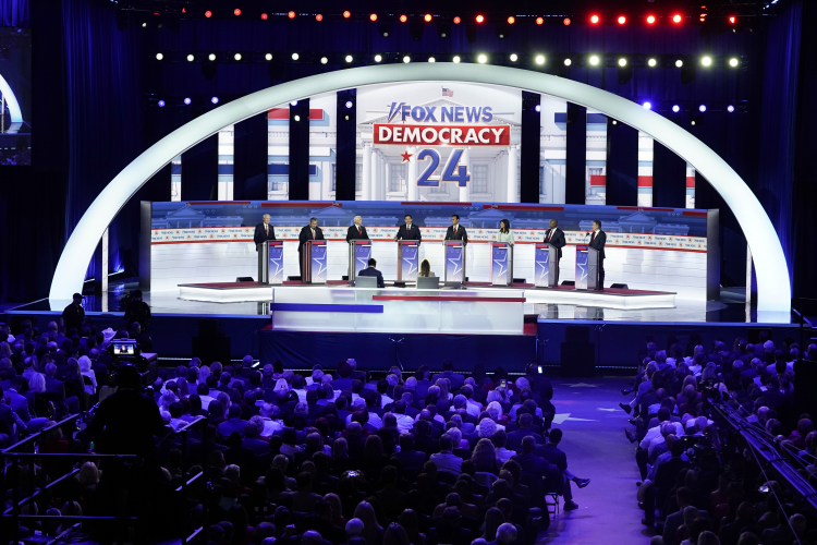 GOP Eight Take Debate Stage in Milwaukee | RealClearPolitics