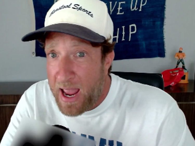 "Barstool Sports" CEO Dave Portnoy Confronts Washington Post Reporter ...