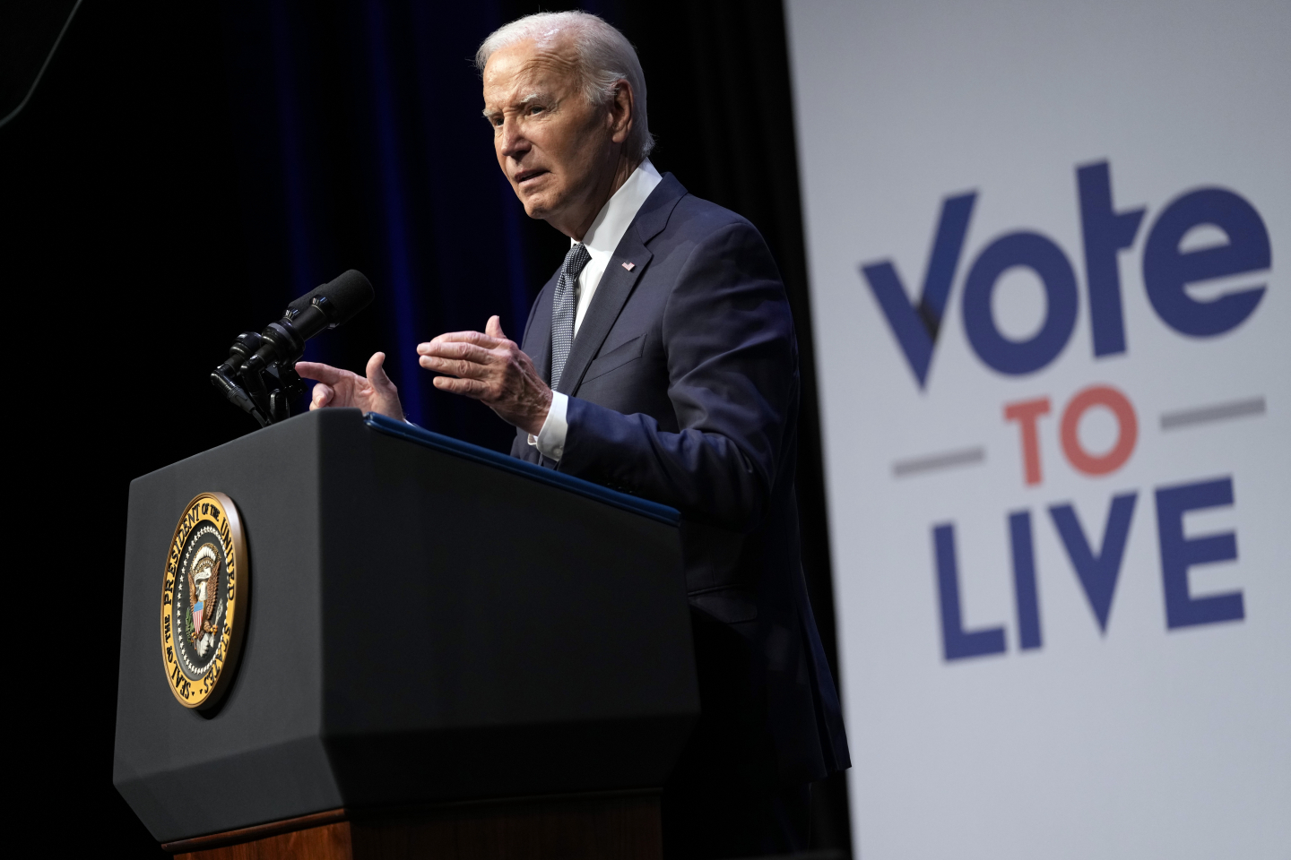 Alex Thompson - Journalist Profile - Intelligent Relations