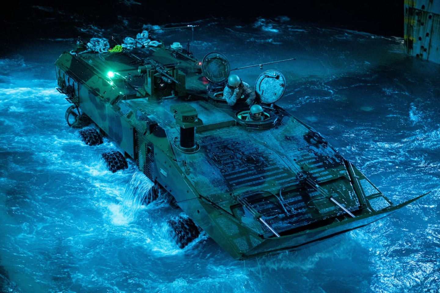 Marines Put New Amphibious Vehicle to the Test in First At-Sea Drill ...