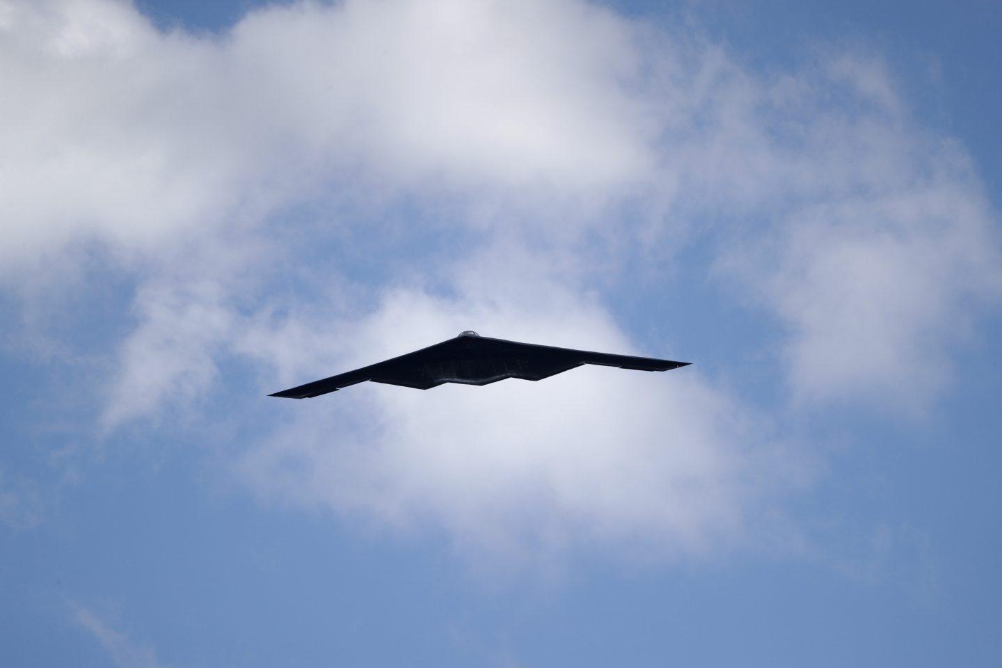 AMAZING GoPro Footage of the B-2 Spirit Stealth Bomber in Flight ...